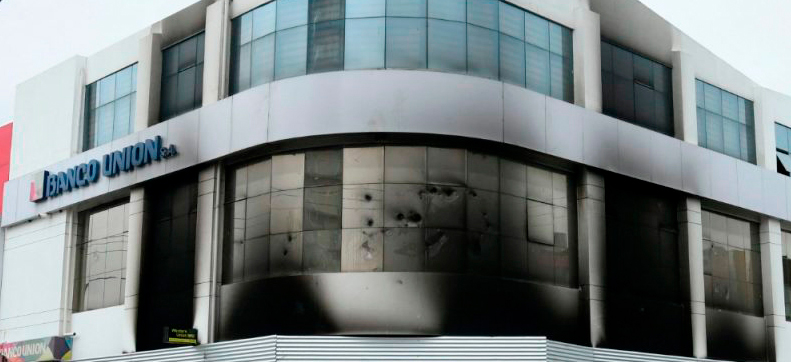 Tres agencias del Banco Unión y una ventanilla de cobranzas en Santa Cruz sufrieron daños y ...