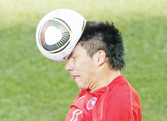 ¿Sabía que cabecear una pelota puede ser peligroso?