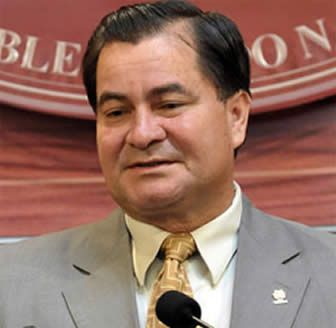 Roger Pinto acusa a Nardy Suxo de salvar a su esposo de caso de corrupción