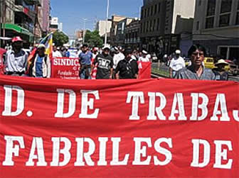 Fabriles llaman a movilización nacional contra gasolinazo en Bolivia