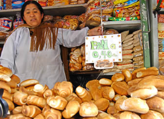 Panificadores de Bolivia se comprometen a mantener el pan en Bs 0,40